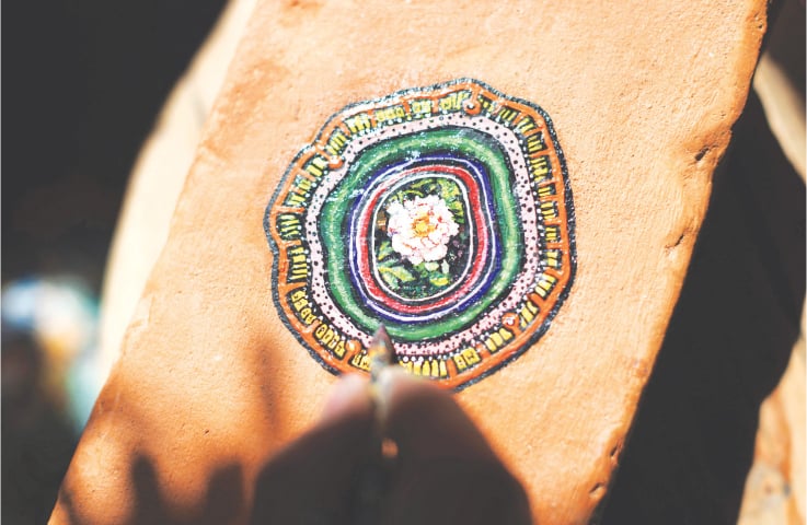 Chewing gum artist paints ‘hidden world’ beneath people’s feet ...