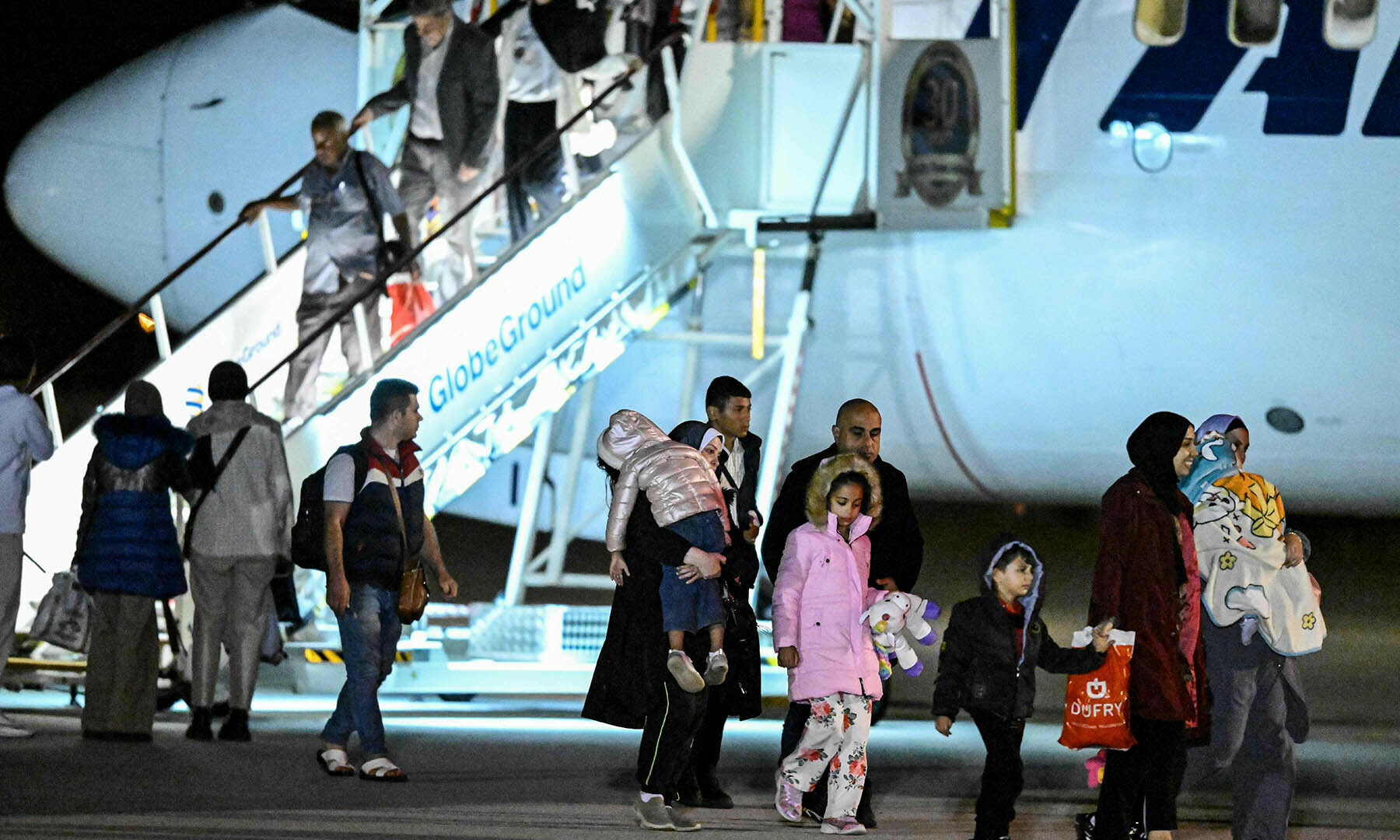 PHOTOS: Romanian citizens leave Gaza through Rafah crossing - DAWN.COM