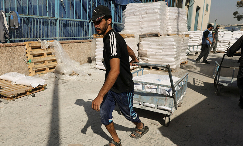 PHOTOS: Palestinians gather in south Gaza to receive flour distributed ...