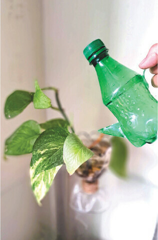 Wonder Craft: Watering can from a plastic bottle - Newspaper - DAWN.COM