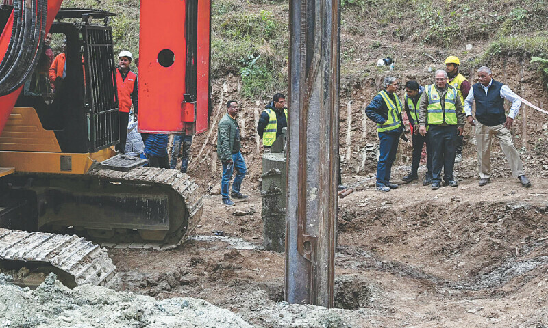 Indian rescuers dig 3 tracks to reach trapped workers - Newspaper ...