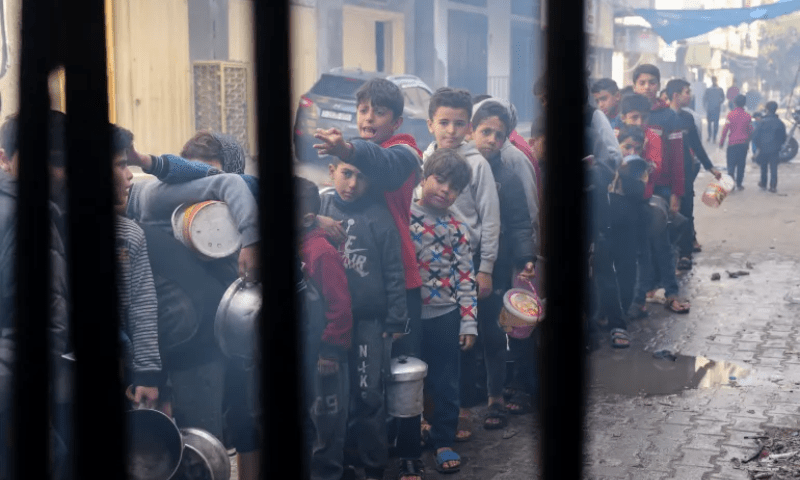 PHOTOS: Palestinian children queue for food at charity kitchen in Rafah ...