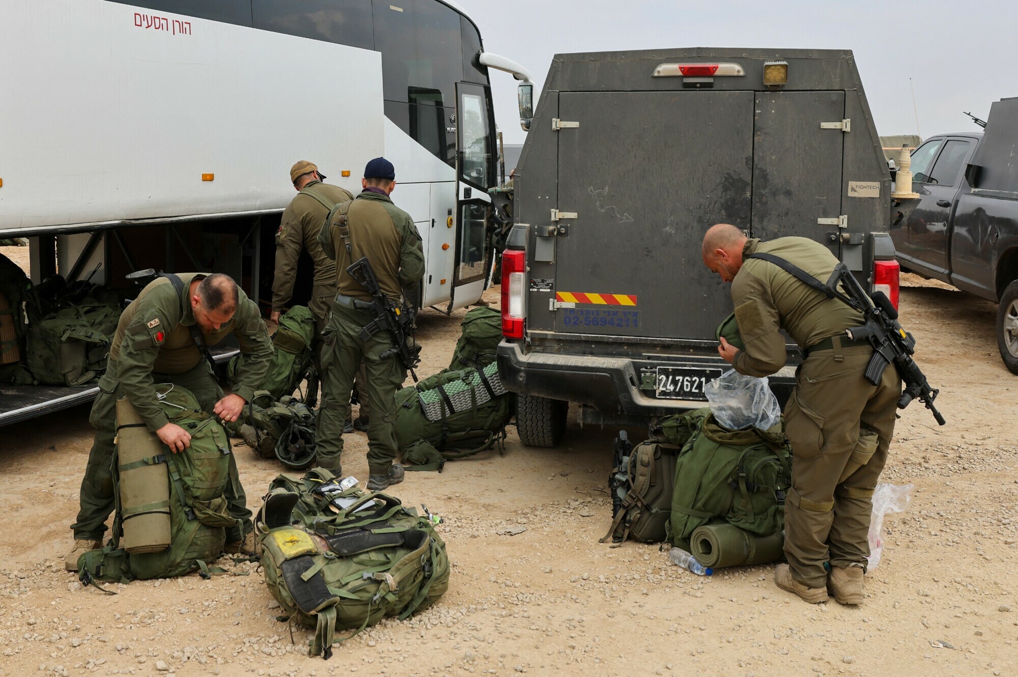 PHOTOS: Israeli soldiers deployed on the Gaza Strip border - DAWN.COM