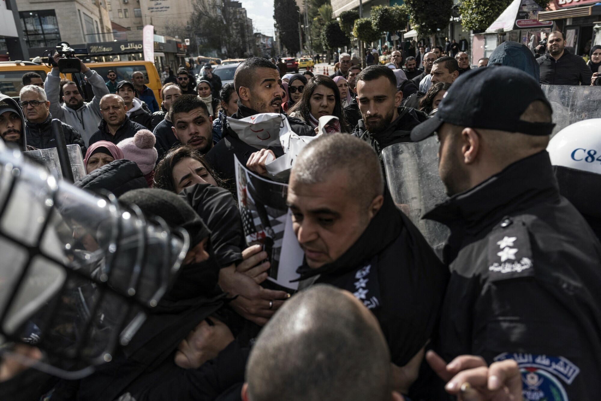 PHOTOS: Palestinians clash with PA security forces amid protests ...
