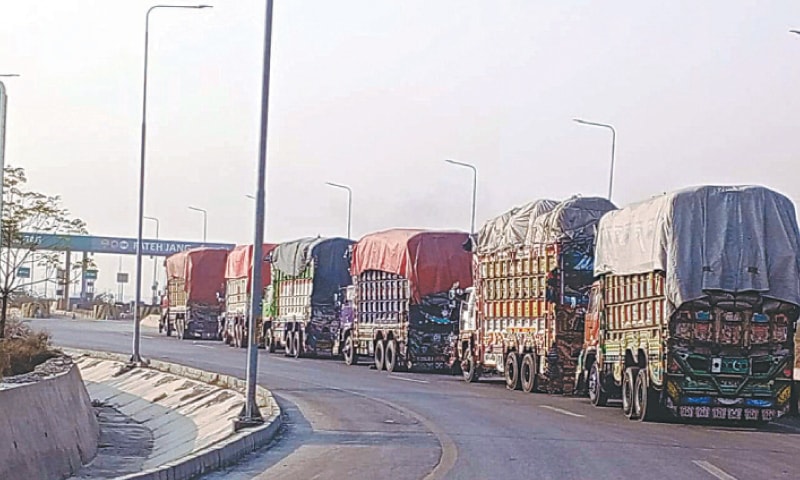 Police stop overloaded trucks from entering motorway - Newspaper - DAWN.COM