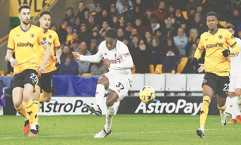 Mainoo late show seals dramatic United victory at Wolves - Sport - DAWN.COM