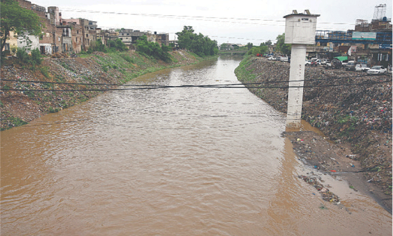 Heavy rain raises water level in Leh Nullah - Newspaper - DAWN.COM