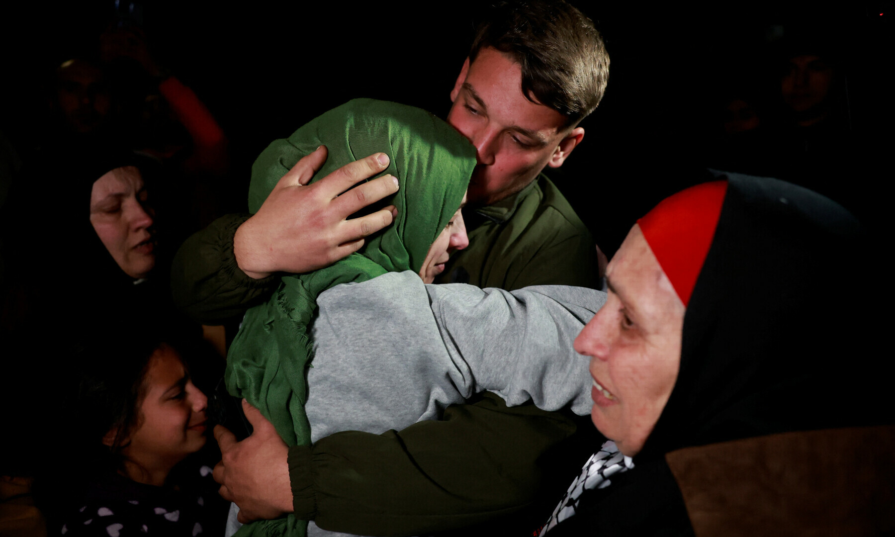 Israeli authorities confirm 90 prisoners released in swap deal - DAWN.COM