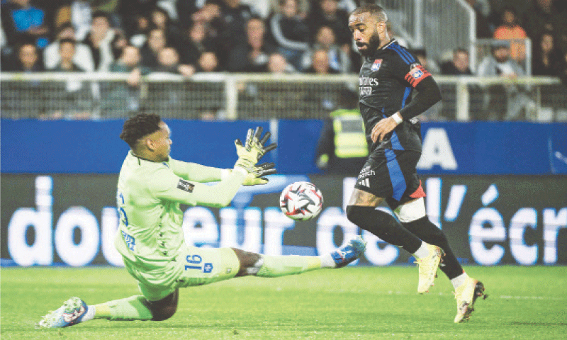Lyon close in on Champions League, St Etienne snatch draw - Newspaper ...