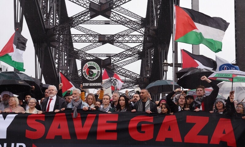 PHOTOS: Thousands march for Gaza across Sydney Harbour Bridge - DAWN.COM
