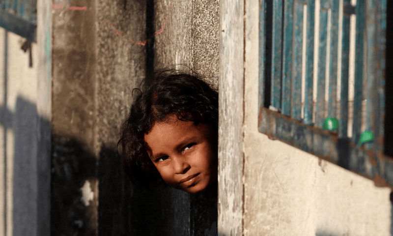 PHOTOS: Palestinians displaced by Israeli bombing shelter in Deir Al ...