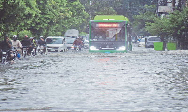 100mm rainfall inundates most of city areas - Newspaper - DAWN.COM