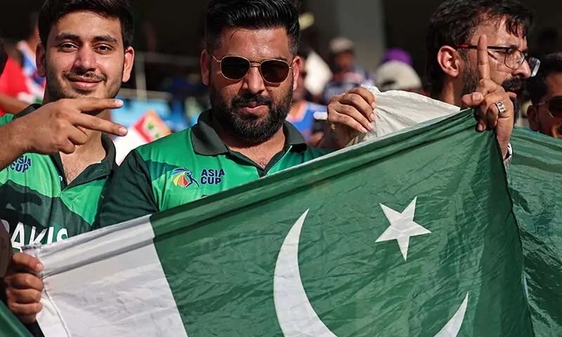 PHOTOS: Fans arrive at the Dubai International Stadium for blockbuster ...
