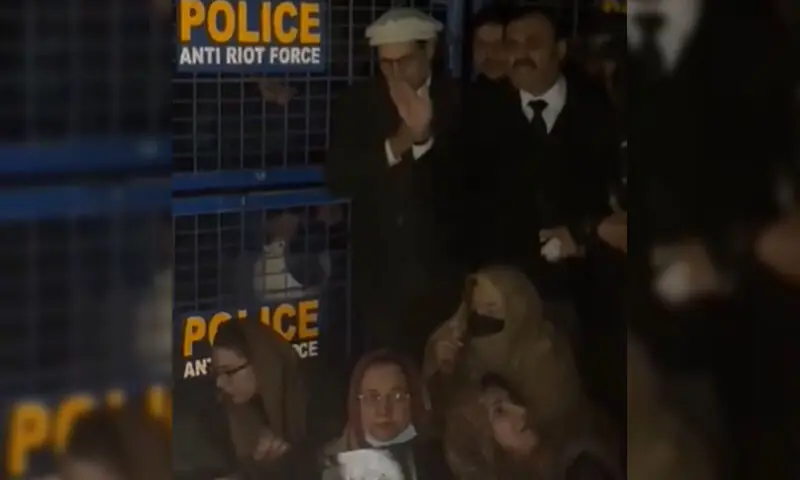 Aleema, PTI workers continue sit-in at Rawalpindi’s Factory Naka after ...