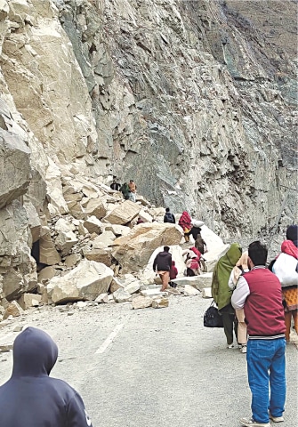 Rockfall on KKH cuts off access to Hunza, Nagar - Newspaper - DAWN.COM