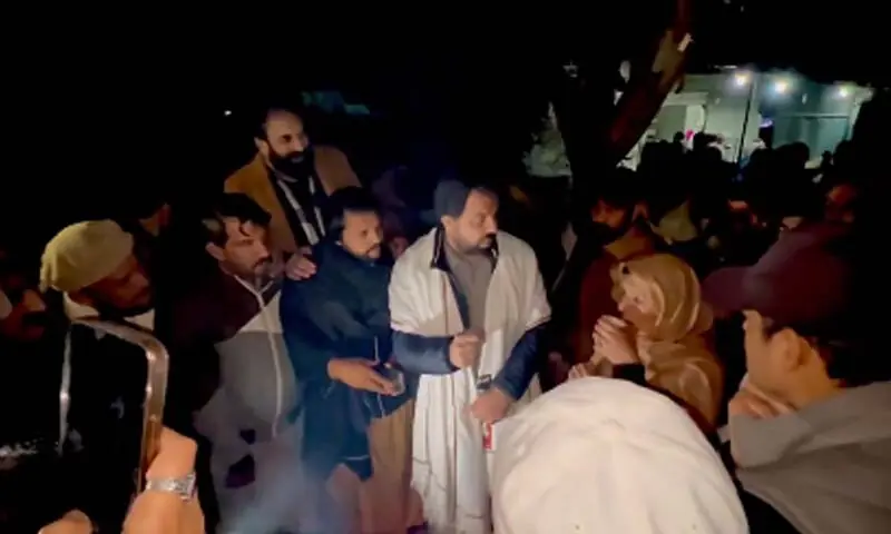 Imran’s sisters, PTI workers stage sit-in near Pindi’s Adiala jail ...