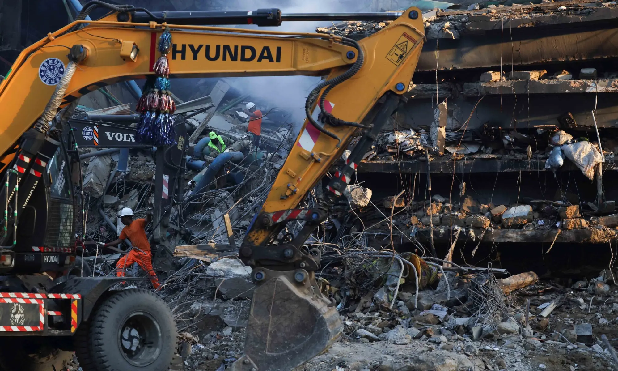 Death toll of fire at Karachi’s Gul Plaza reaches 28 - Pakistan - DAWN.COM