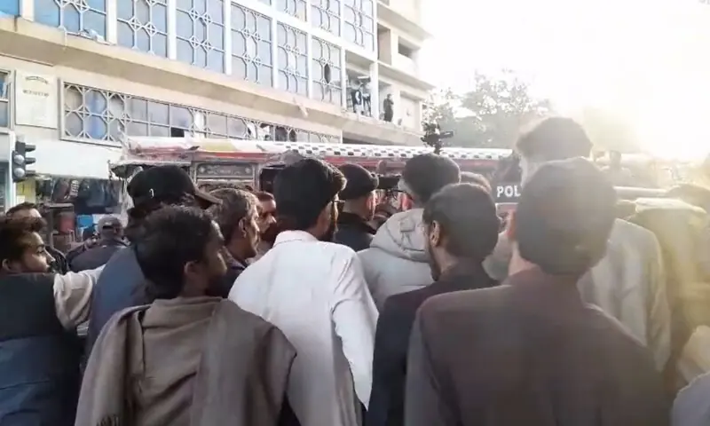 Hours-long blockade of roads around Karachi Press Club amid protest ...