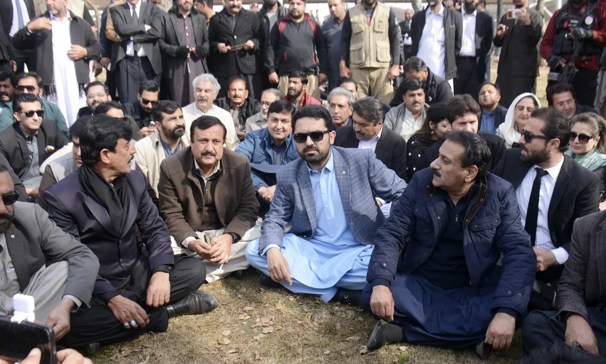 After day-long sit-in outside SC, PTI says Imran’s family to be ...