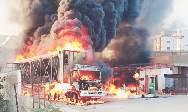 Worker killed as bowser, CNG station catch fire - Newspaper - DAWN.COM