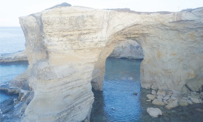‘Lovers’ Arch’ collapses on Valentine’s Day - Newspaper - DAWN.COM